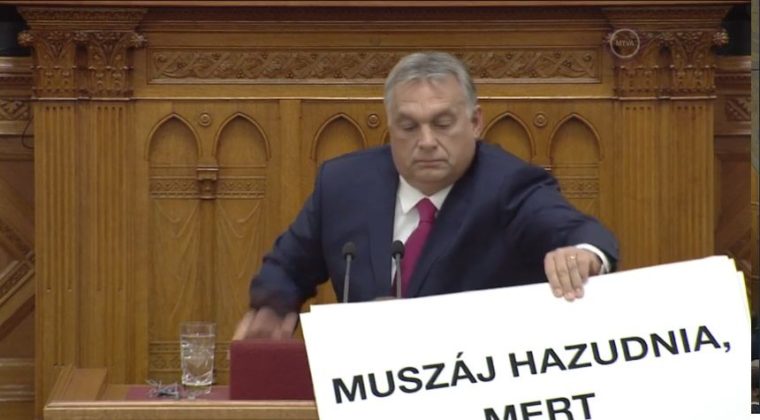 Hadházy-performansszal kezdődött a parlament › FüHü
